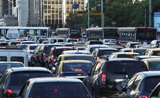 ¿Por qué se originan los embotellamientos en el tráfico?